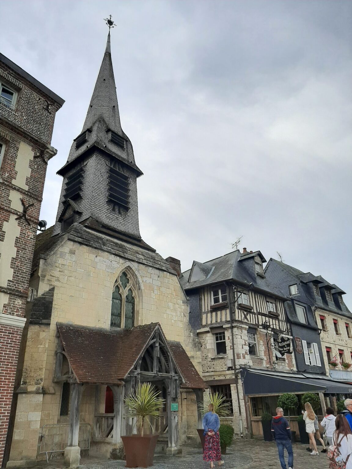 Honfleur in Frankryk is so mooi soos ’n blommeveld - Voertaal